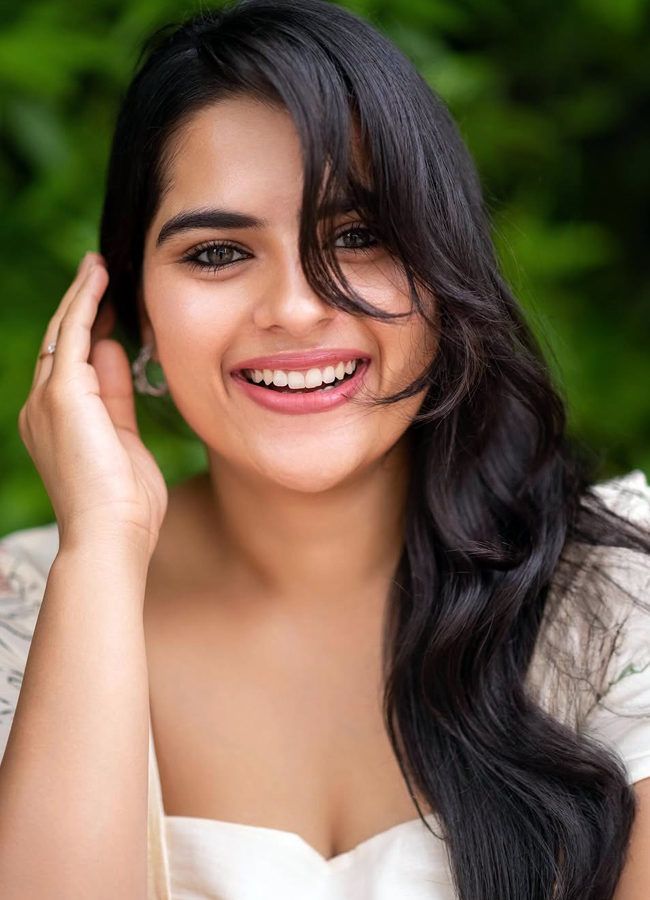 బలగం బ్యూటీ.. చాలా హాట్ గురూ! | Balagam movie beauty kavya kalyanram is looking very hot | Sakshi